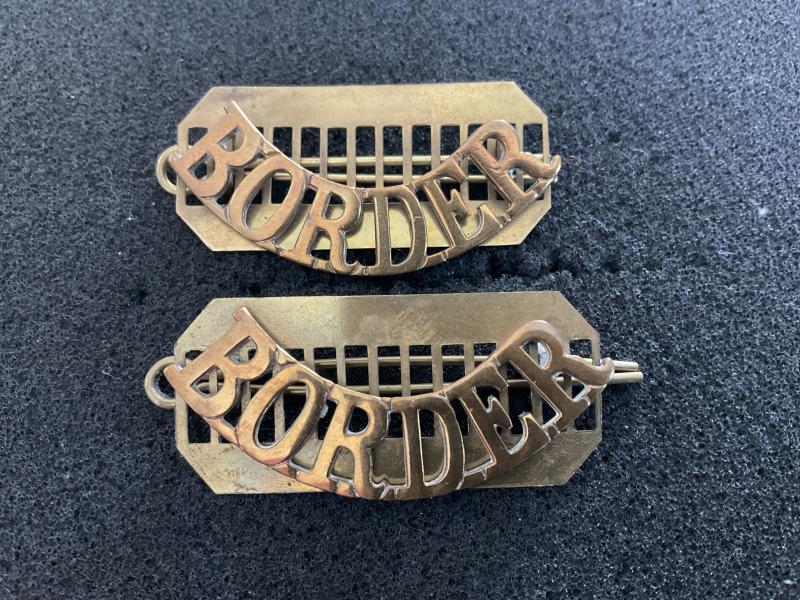 WW1 BORDER regiment brass other ranks shoulder titles. – Gradia Militaria