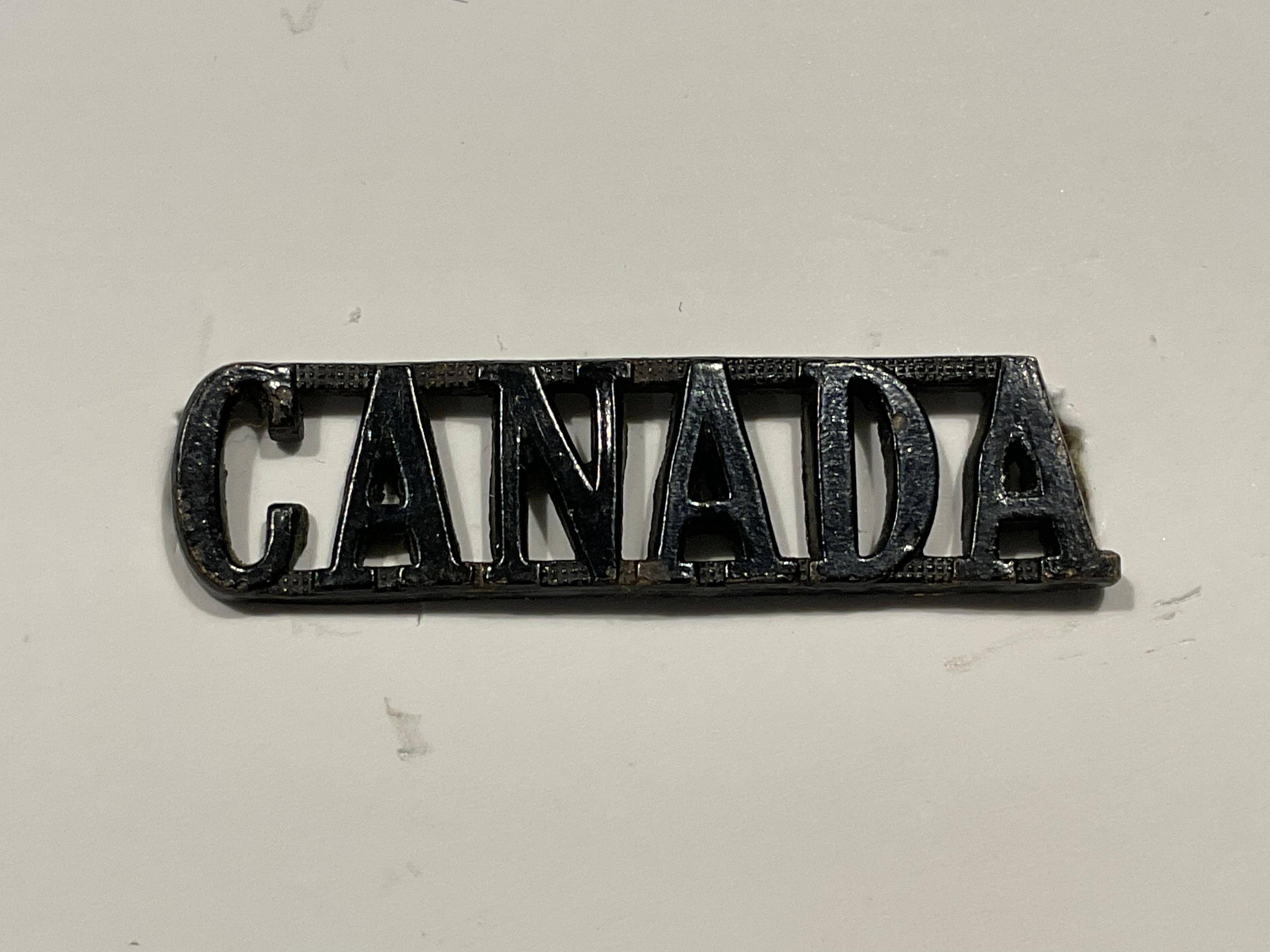 WW1 CEF small blackened brass ‘CANADA’ shoulder title – Gradia Militaria