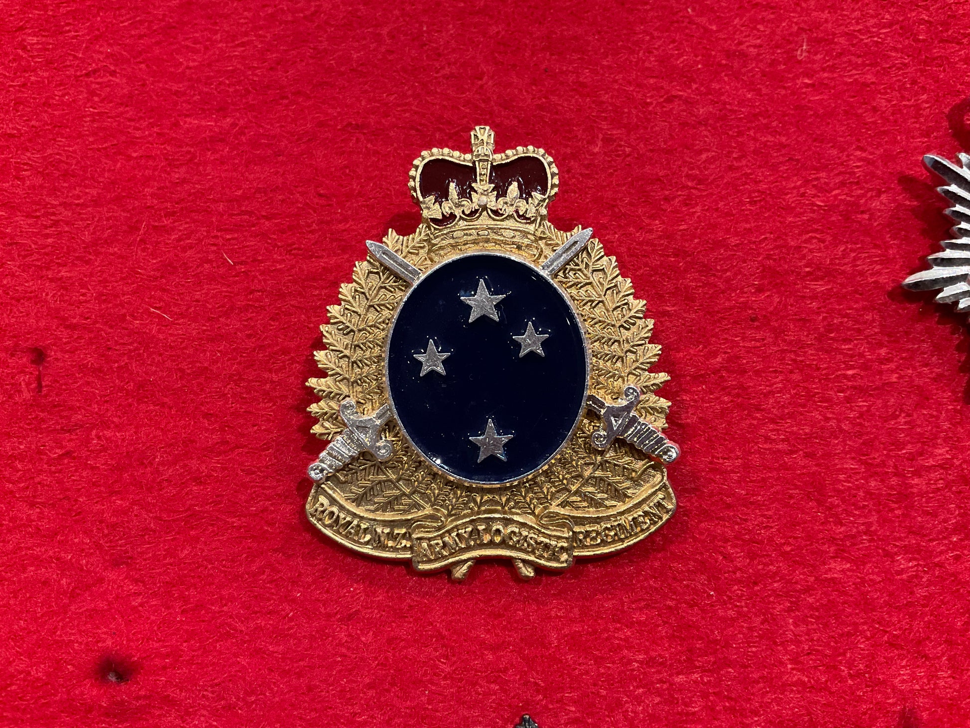 Royal N.Z Army Logistic Regiment cap badge – Gradia Militaria